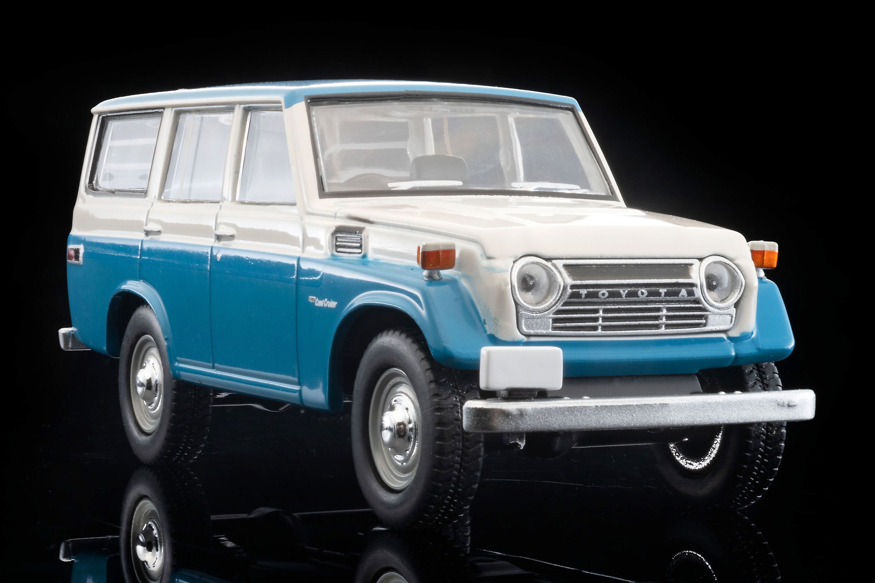 TLV 1/64 LV-104d トヨタ ランドクルーザーFJ56V型 (白/青) – Racing Models